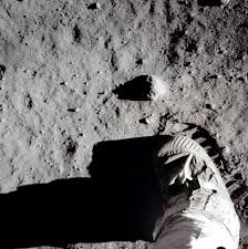 #SpaceWatchGL Share: Moonwalking, When other worlds belong to women ...