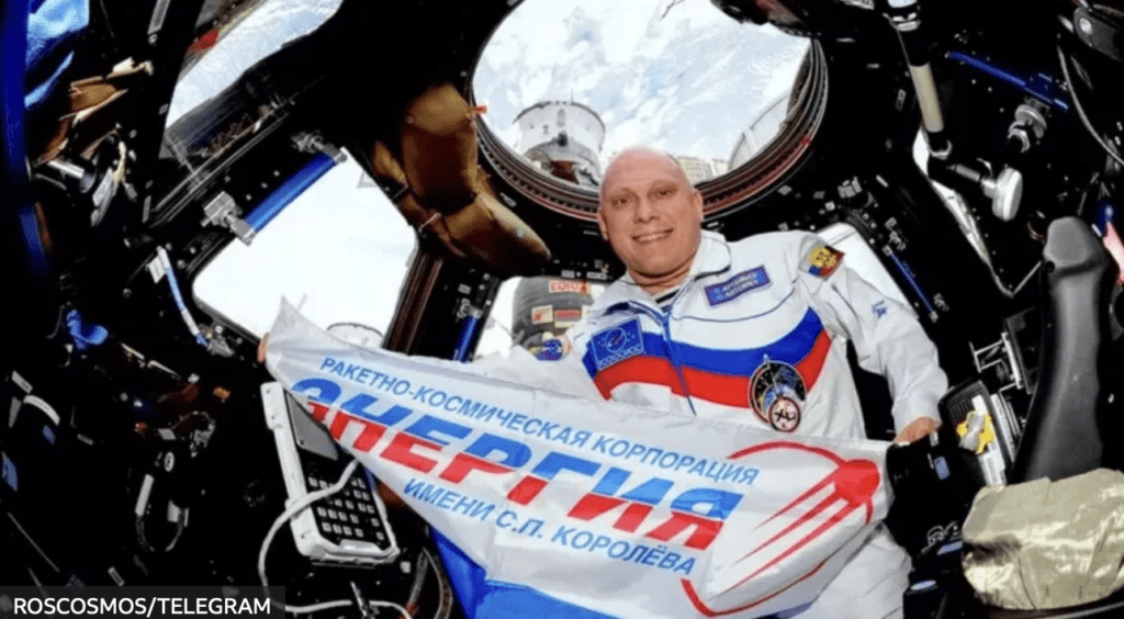 Russian cosmonauts arrive at ISS in unusual colors - SpaceWatch.Global